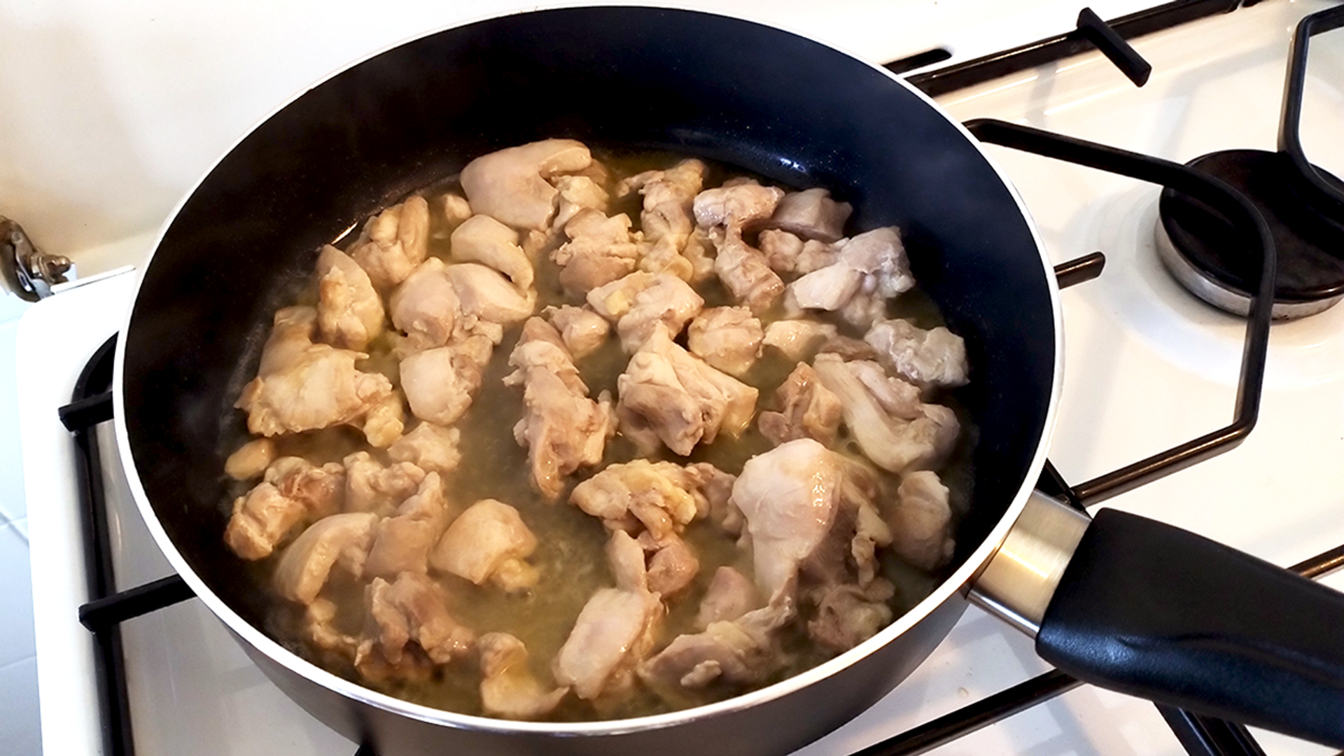 Waarom drijft je gehakt of kip vaak in het water tijdens het bakken ...