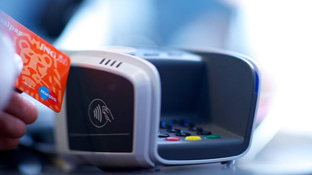 Maestro betaalpassen worden vervangen door nieuwe kaart - Kassa - BNNVARA