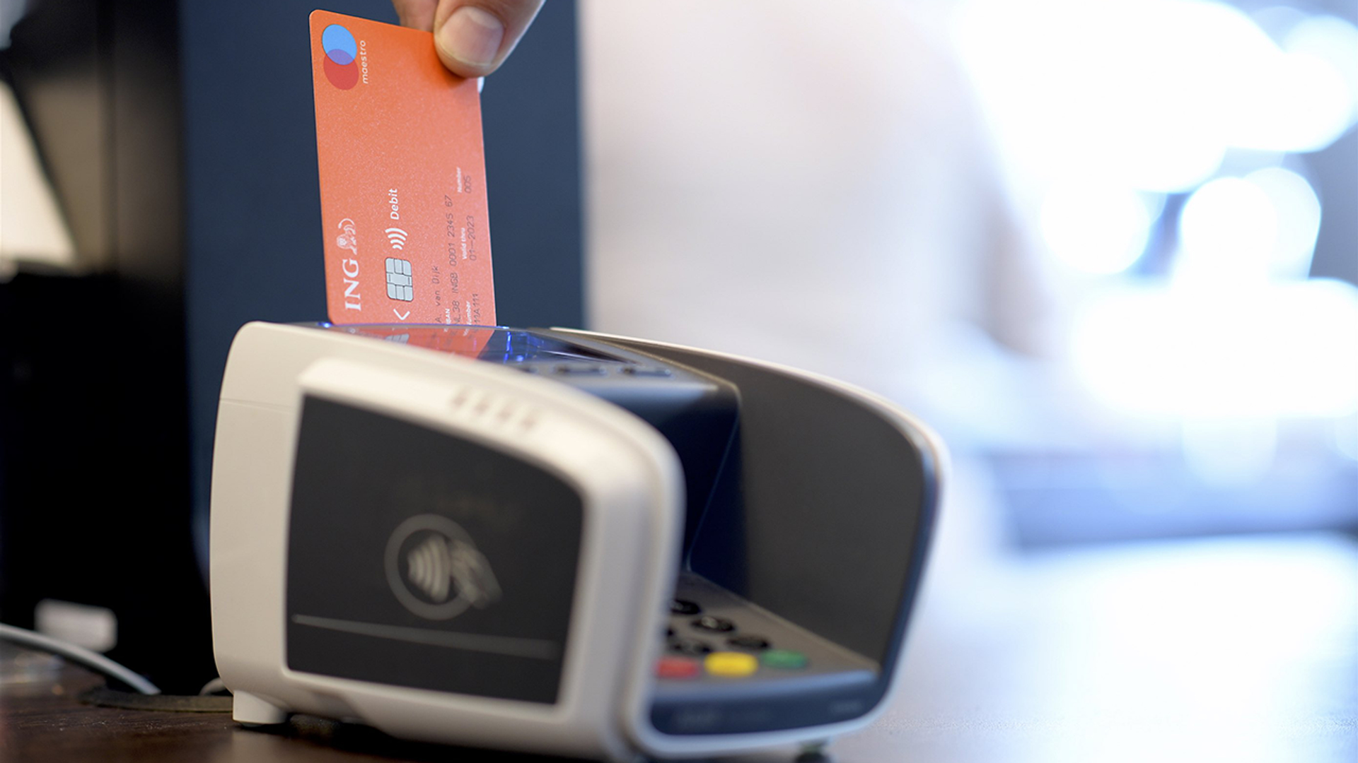 ING zet vanaf 1 juli magneetstrip op betaalpas uit - Kassa - BNNVARA